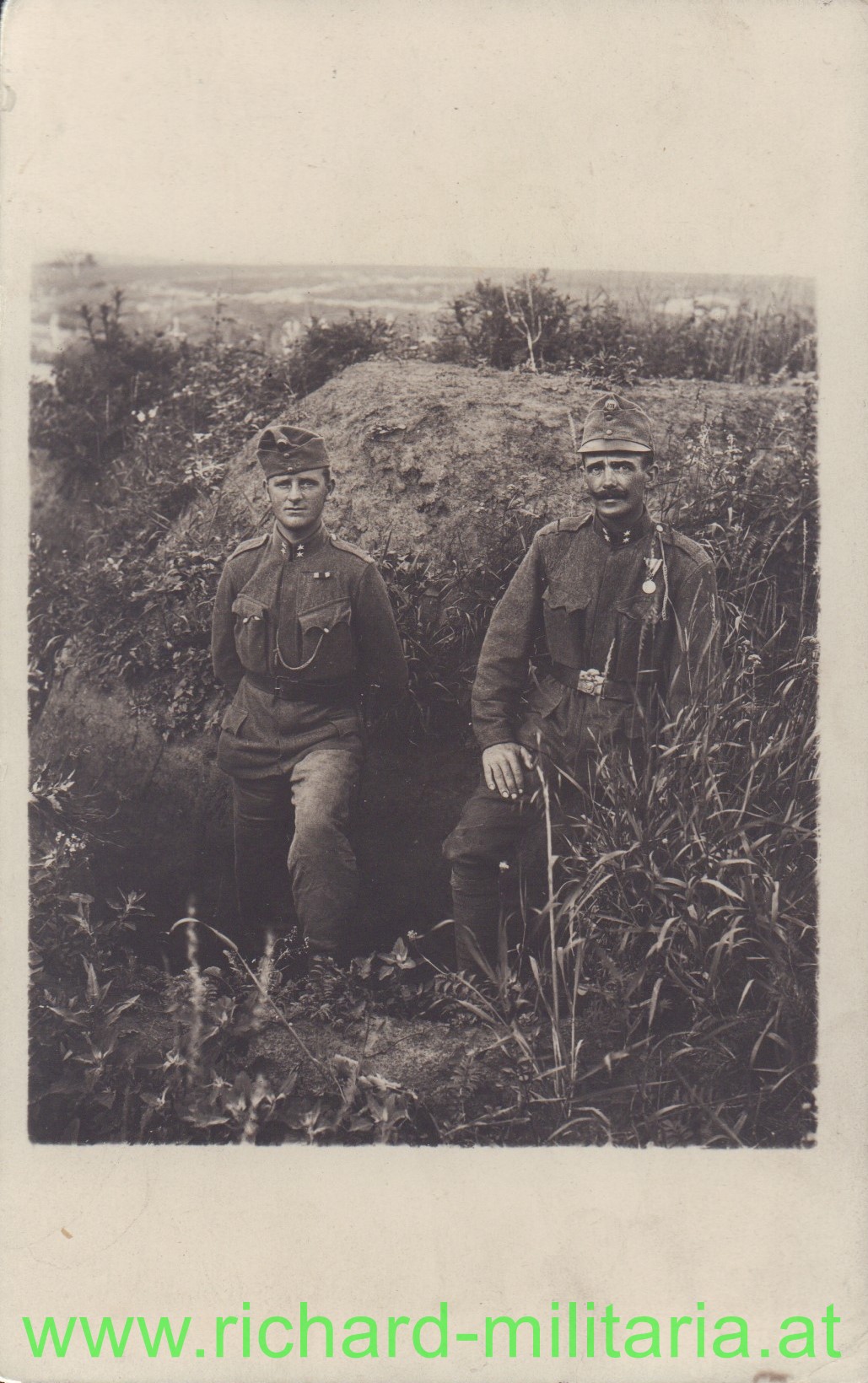 k.u.k. Foto 2 Soldaten im Feld / Honvèd (rechter Soldat) | M71164